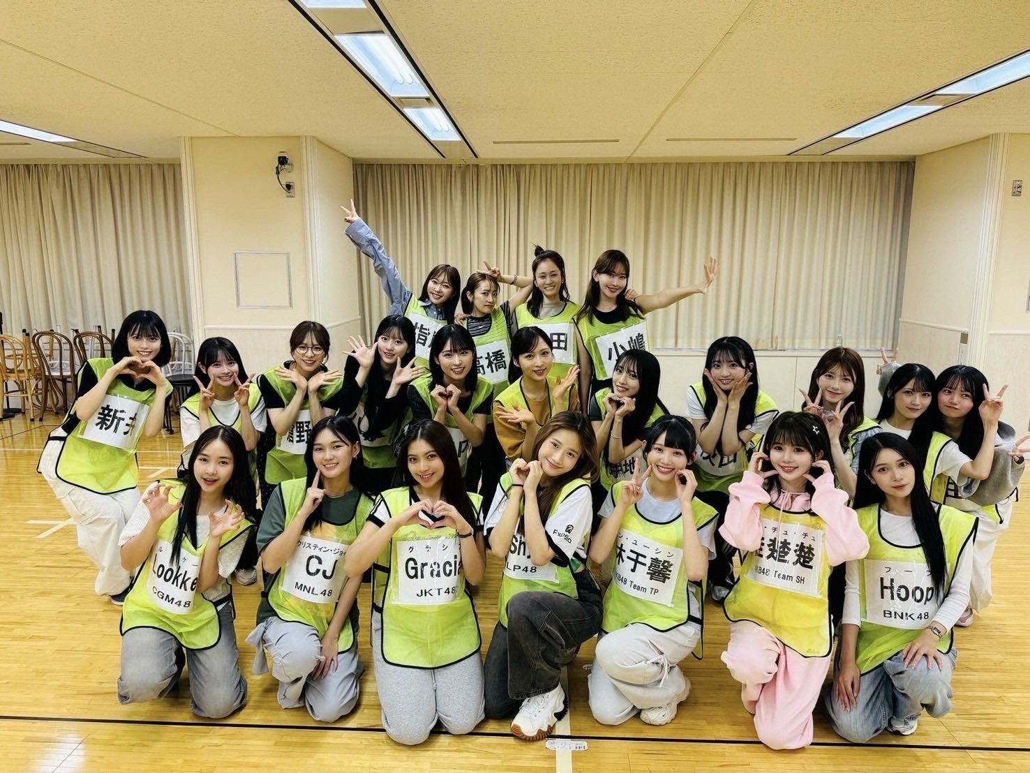 【朗報】AKB48 新曲レッスン中の 現役・OG・海外メンバーの集合写真 キタ─￣─￣─(ﾟ∀ﾟ)─￣─!!